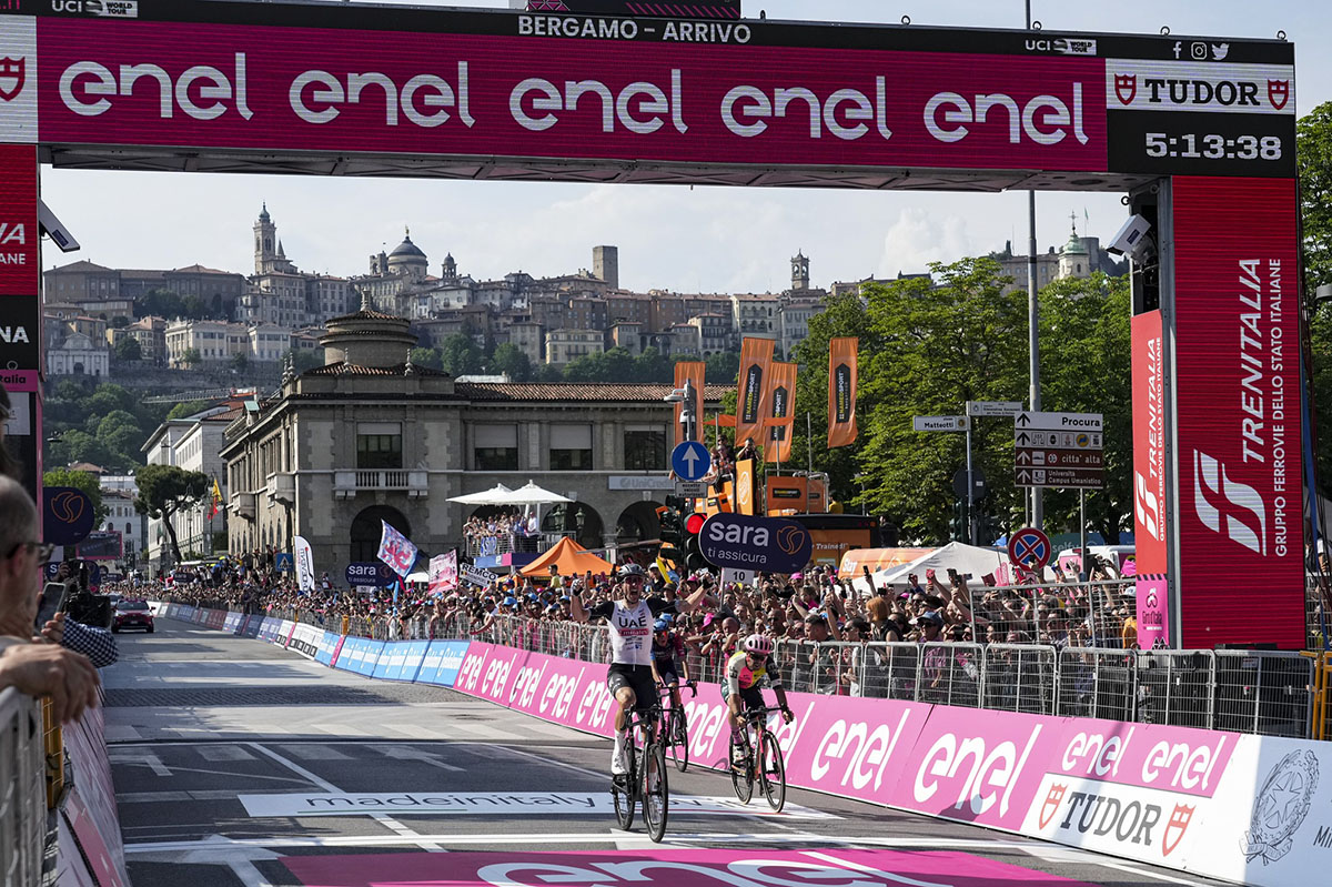Giro d'Italia: Brandon McNulty brinda a Bergamo. Bruno Armirail resta ...
