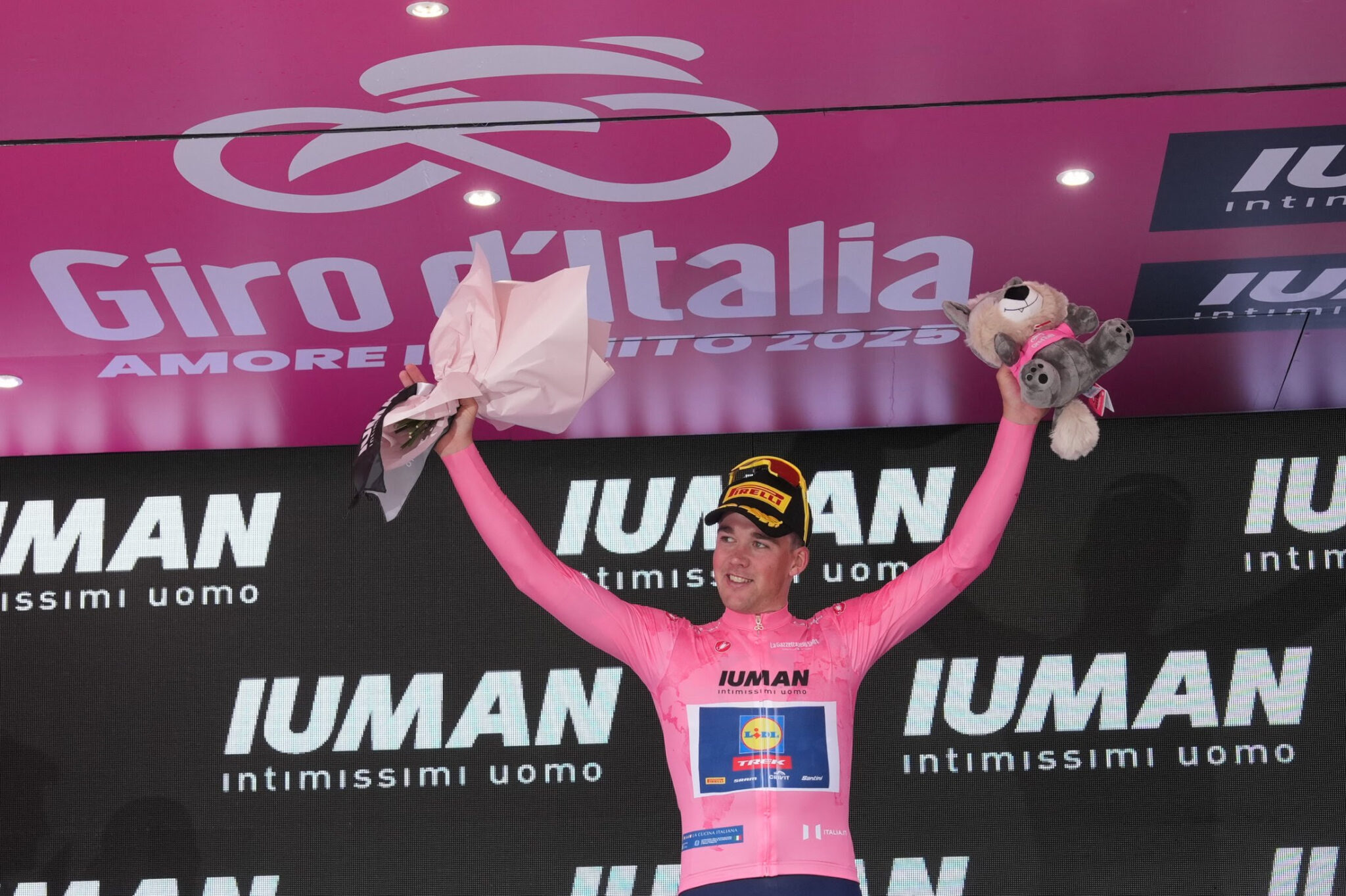 Mads Pedersen vince a Tirana e indossa la prima maglia rosa del Giro d ...