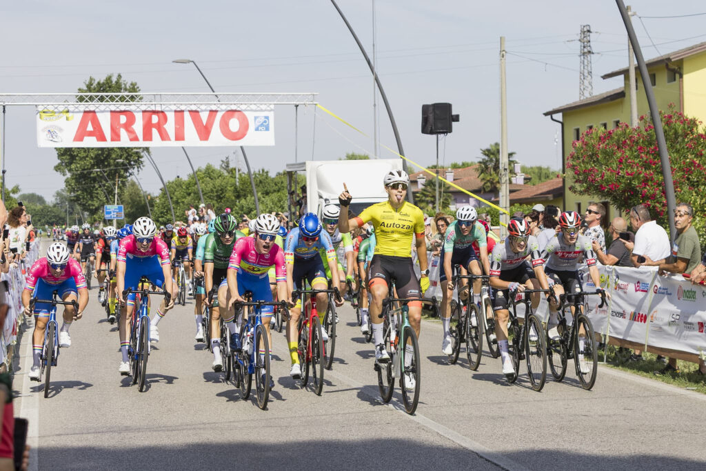 Ceccarello firma la volata, Mariotto sfiora il colpo a Pieve di Soligo ...