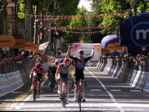 Celia Gery vince la settima tappa del Giro d'Italia Women. In rosa Anna ...
